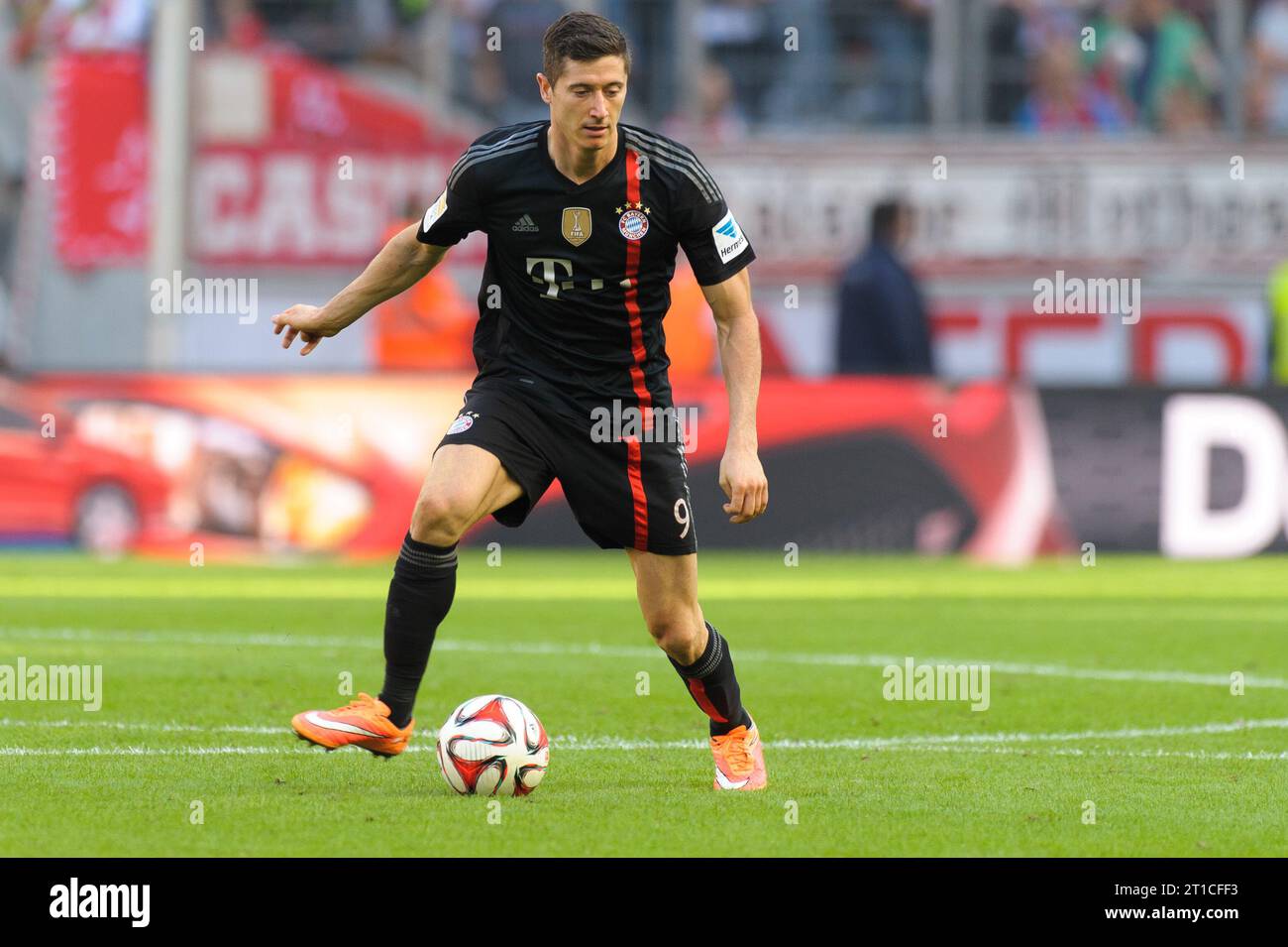 Robert Lewandowski (9 - FC Bayern Muenchen) Aktion 1.FC Koeln - FC ...