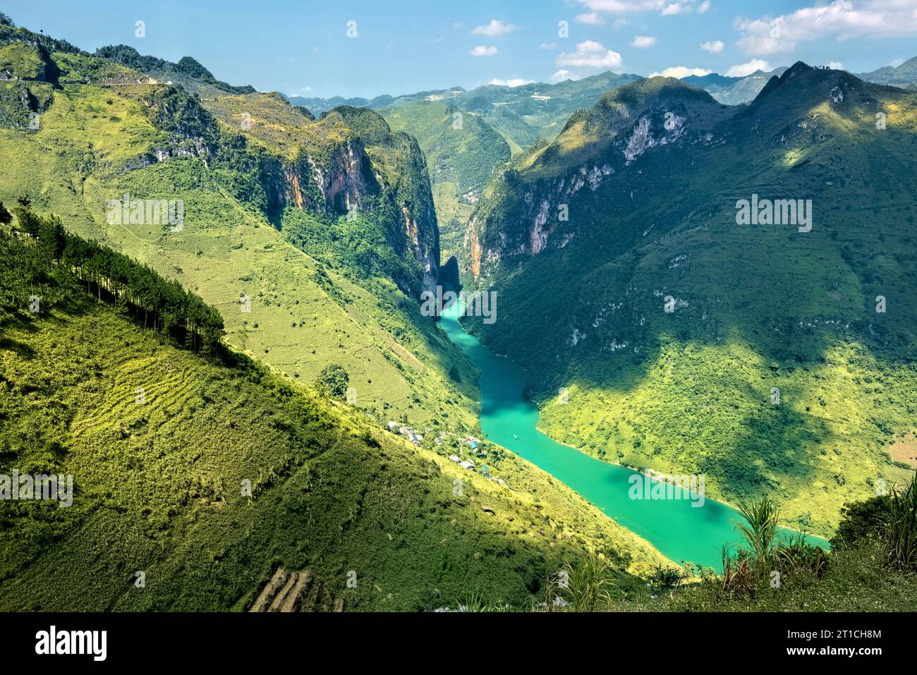 View of the Nho Que River and Tu San Canyon from the Ma Pi Leng Sky ...