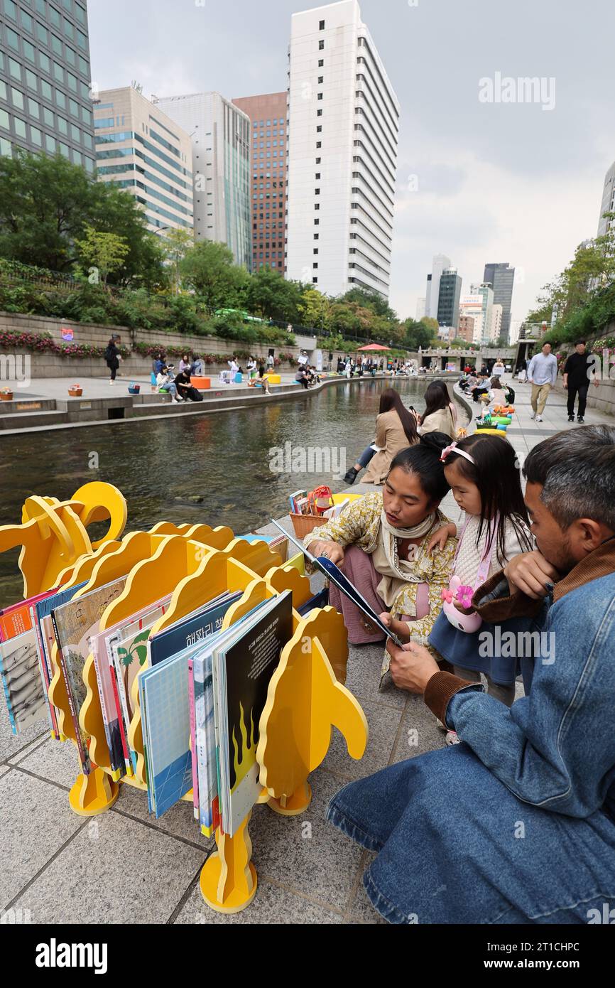 13th Oct, 2023. Outdoor library People read books at an outdoor library ...