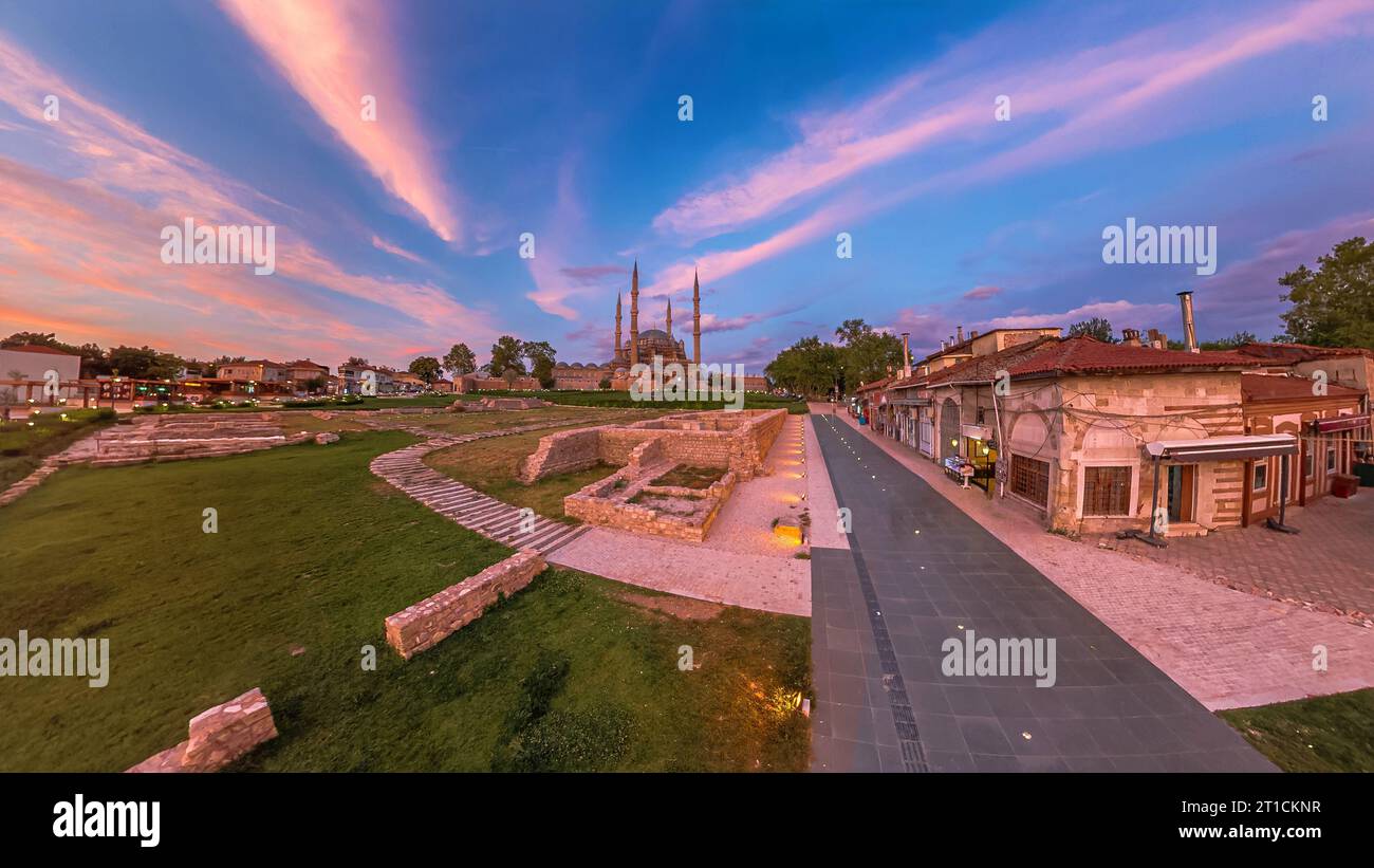 Sunset cityscape of Edirne in Turkey. Eski Ulu Old Mosque and Selimiye ...