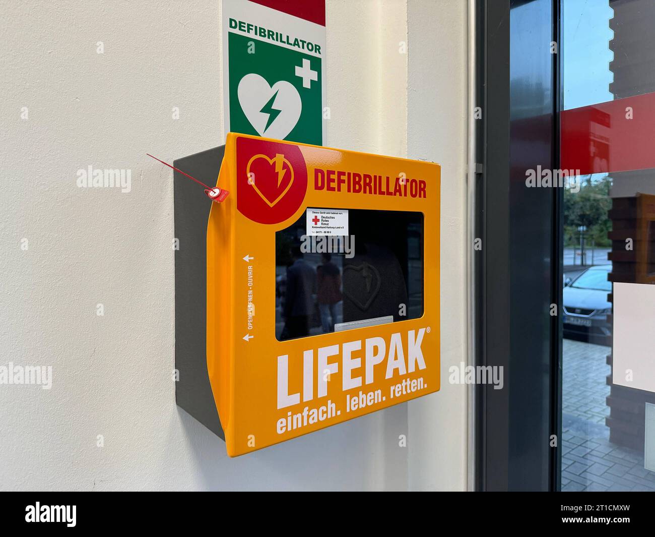 Automatic external defibrillator hi-res stock photography and images ...
