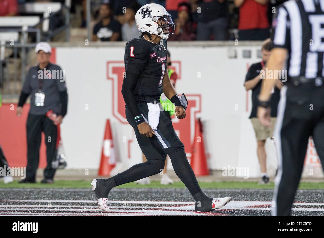Houston, TX, USA. 12th Oct, 2023. Houston Cougars quarterback Donovan ...