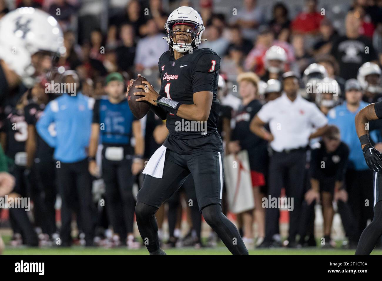 Houston, TX, USA. 12th Oct, 2023. Houston Cougars quarterback Donovan ...
