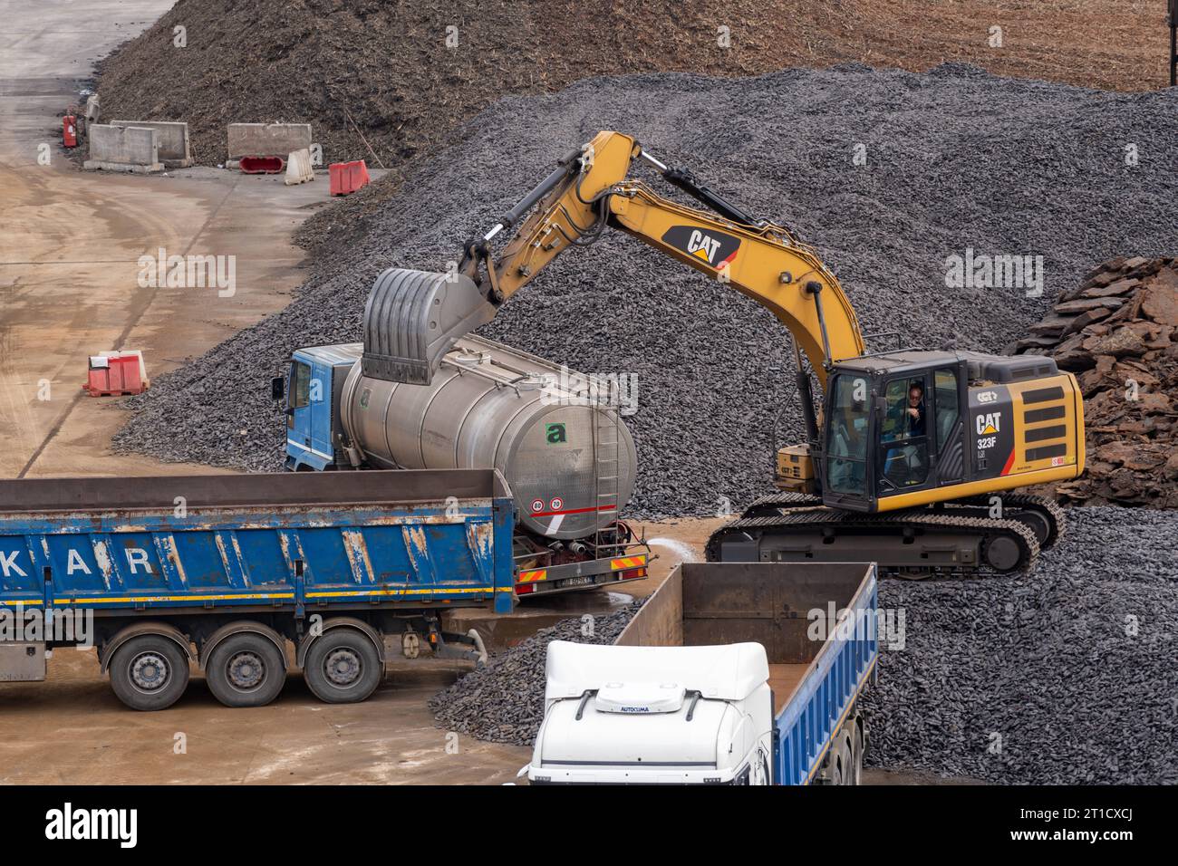 Steinbruch lkw und beladener lkw hi-res stock photography and images - Alamy
