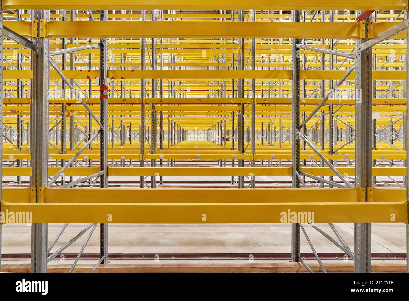 Empty storehouse hi-res stock photography and images - Alamy