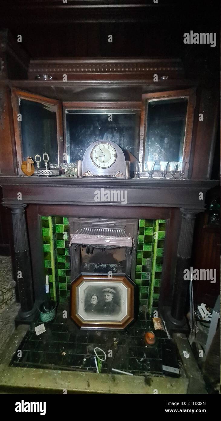 The mantle in the living room SOUTH YORKSHIRE, ENGLAND UNBELIEVABLE ...