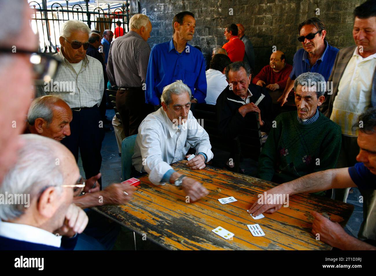 Italian men playing cards hi-res stock photography and images - Alamy