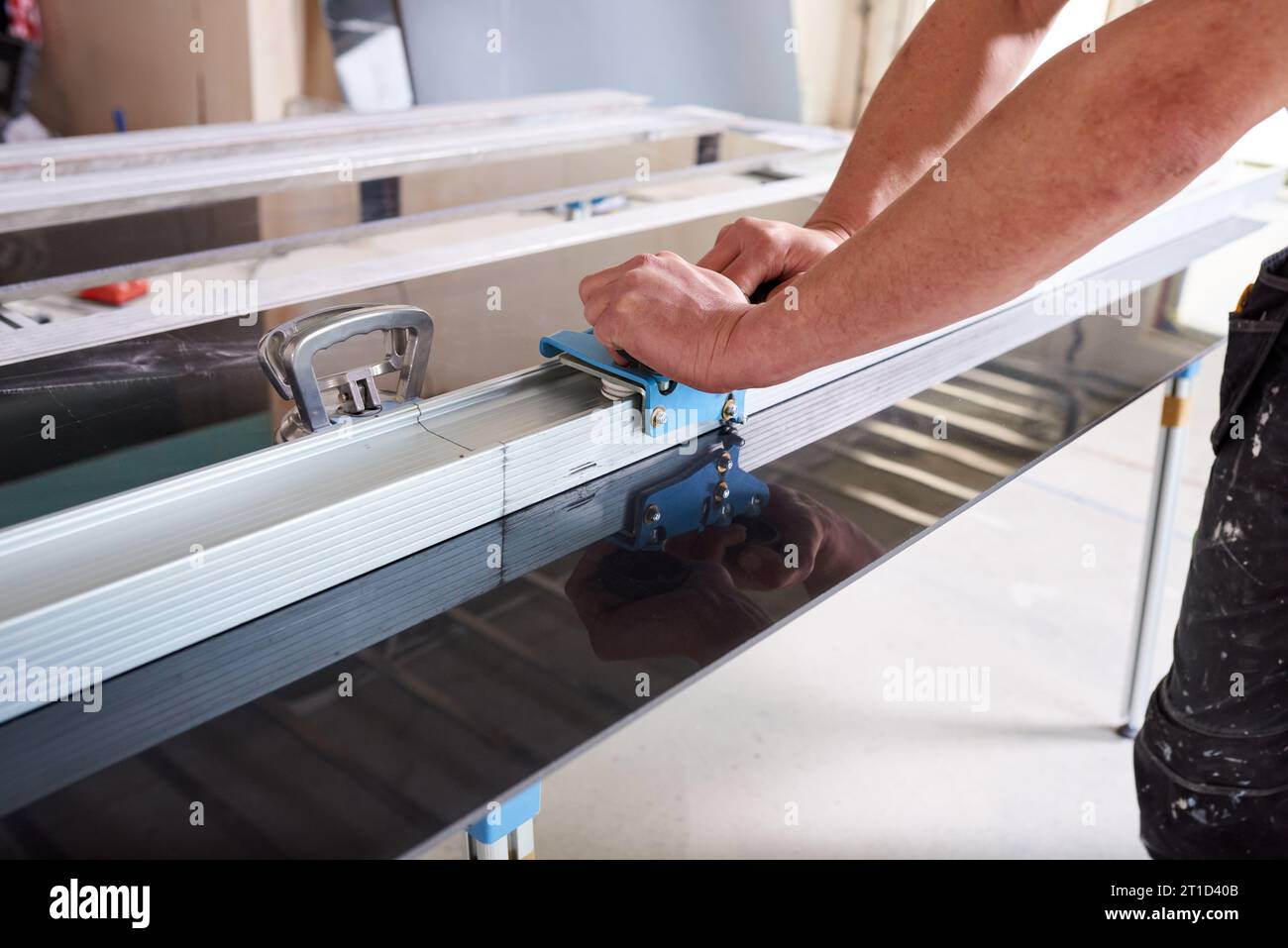 Construction worker cutting ceramic tiles using ceramic cutter Stock ...