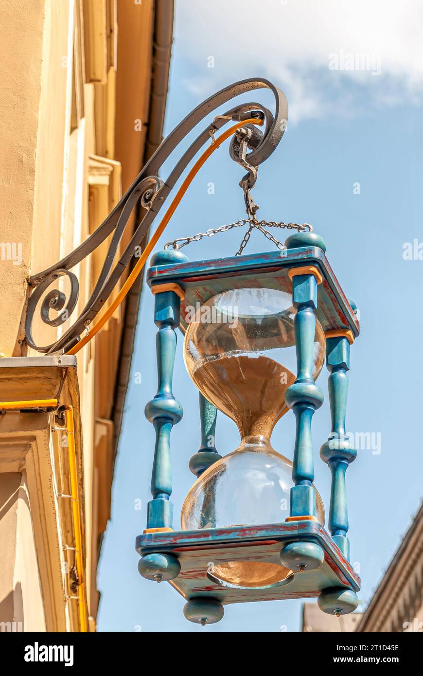 Old hanging sign town hi-res stock photography and images - Alamy