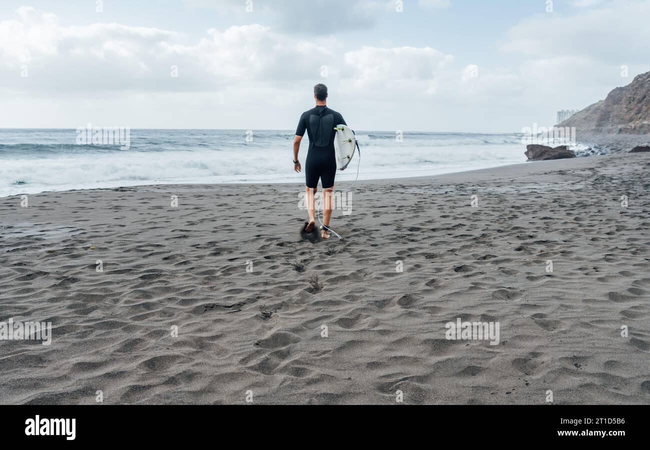 Back view surfer surfboard looking hi-res stock photography and images ...