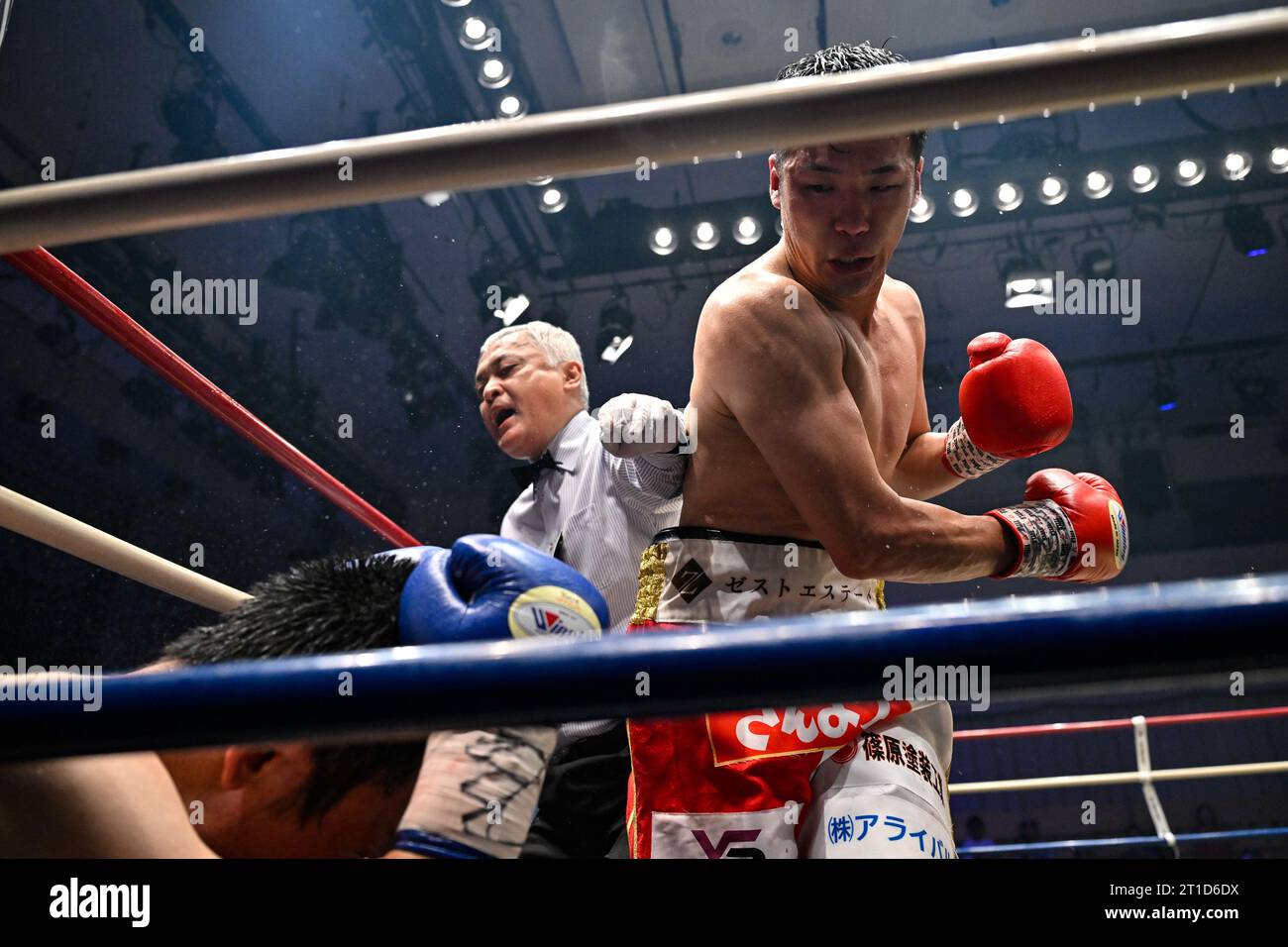 Referee Toshio Sugiyama steps in between Japan's Kazuto Takesako (red ...