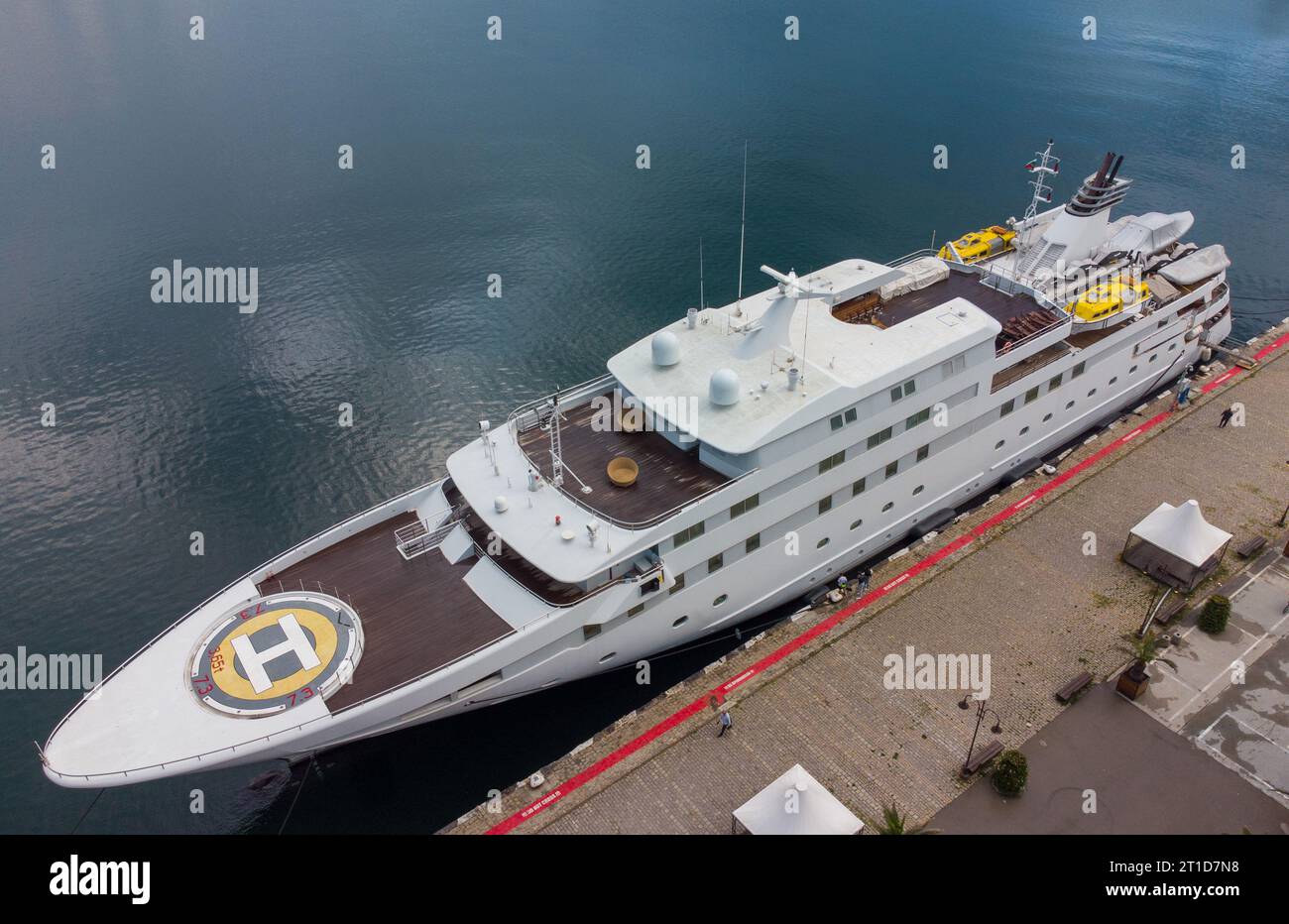 aerial top view of luxury yacht in port Stock Photo - Alamy