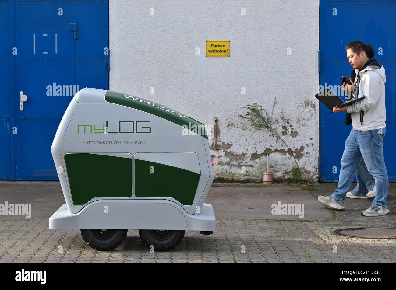 13 October 2023, Brandenburg, Strausberg: The autonomous delivery robot ...