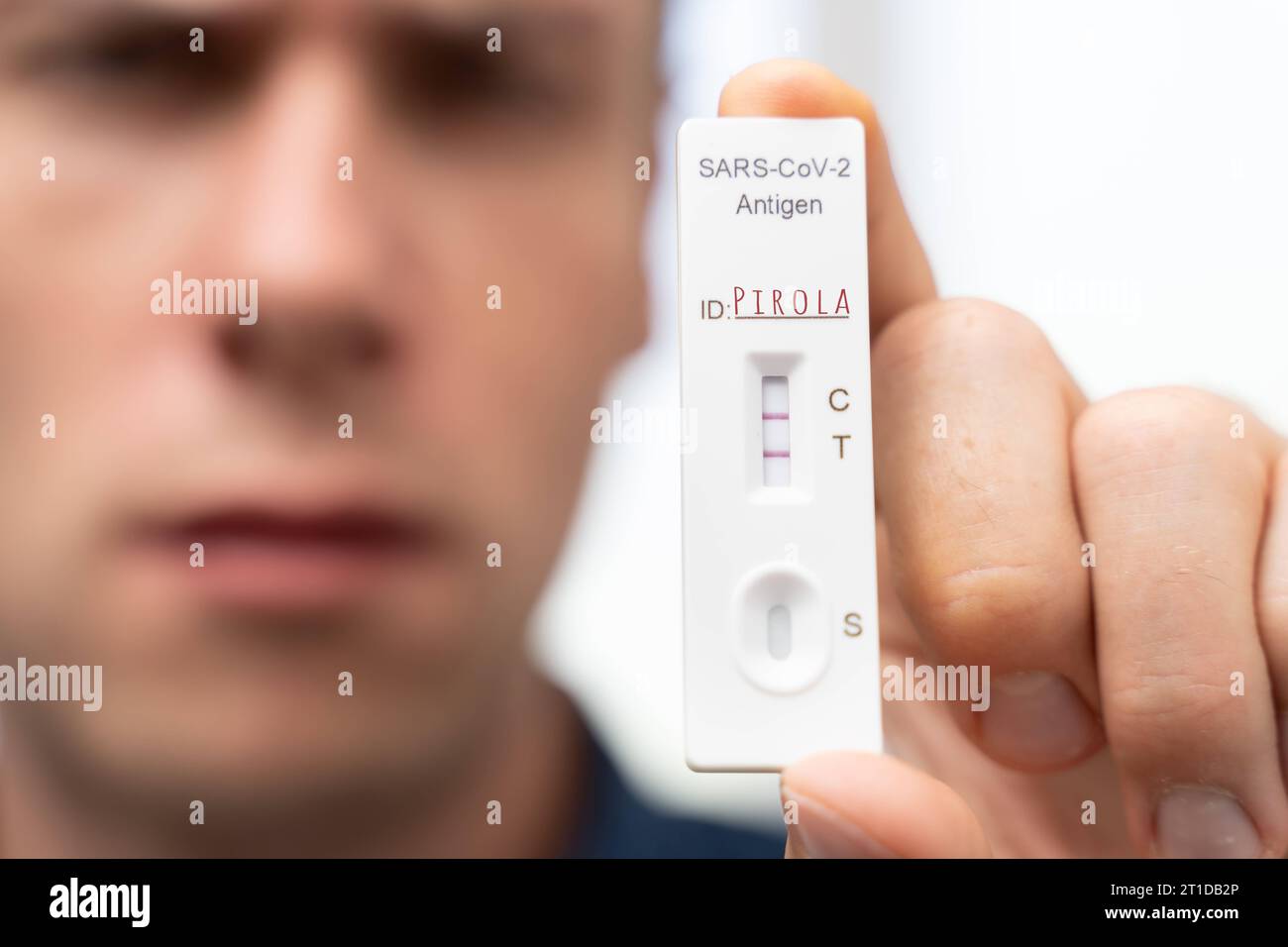 Augsburg, Bavaria, Germany. 13th Oct, 2023. Man shows positive Covid-19 ...