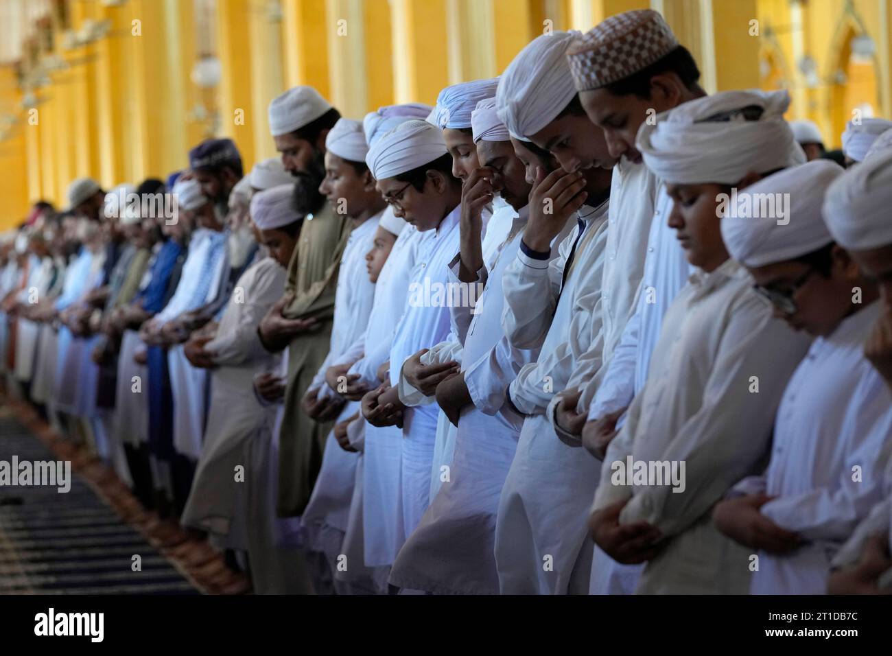 Pakistani Muslims attend Friday prayer at Memon Mosque, in Karachi ...