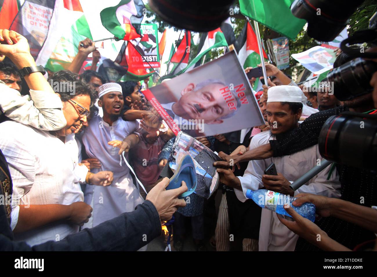 Dhaka, Bangladesh. 13th Oct, 2023. Protestors wave Palestinian flags as ...