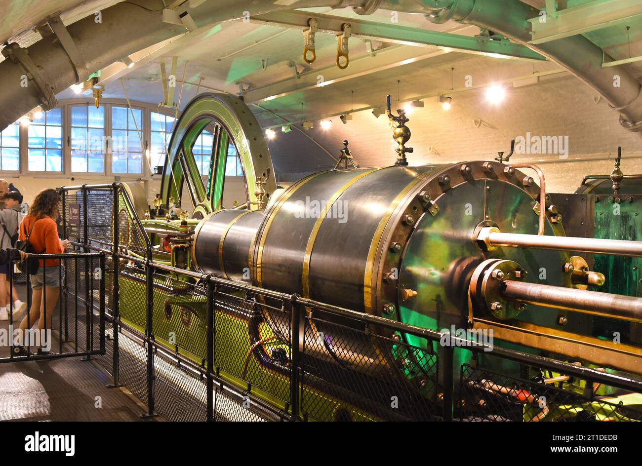 London, UK. 27th May, 2022. Under London's Tower Bridge, visitors look ...