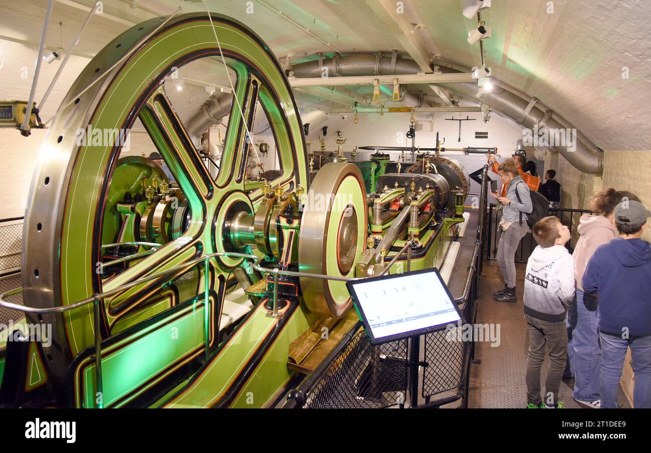 London, UK. 27th May, 2022. Under London's Tower Bridge, visitors look ...