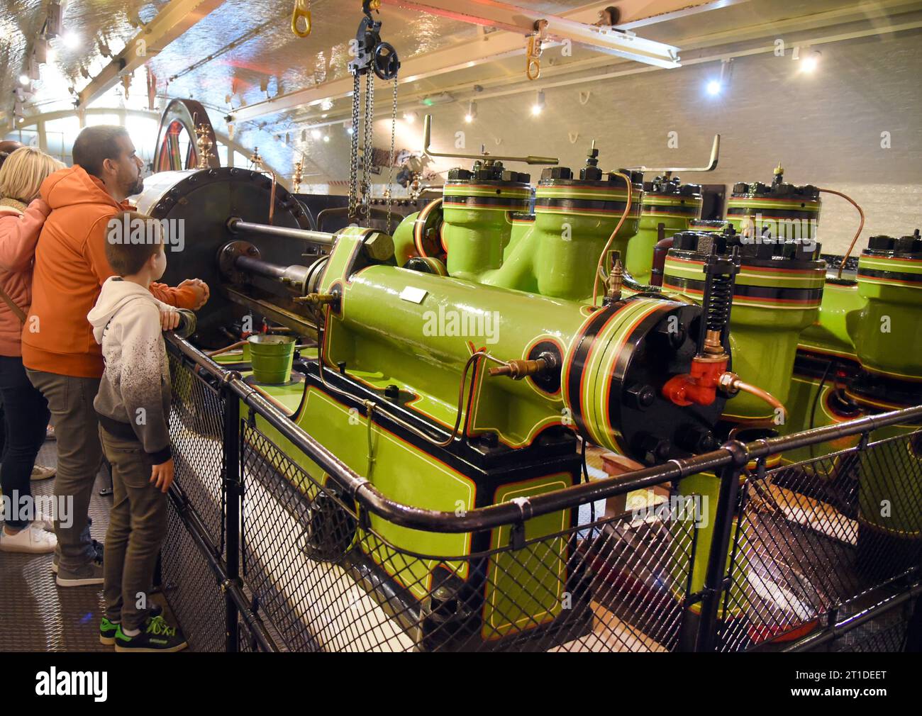 London, UK. 27th May, 2022. Under London's Tower Bridge, visitors look ...