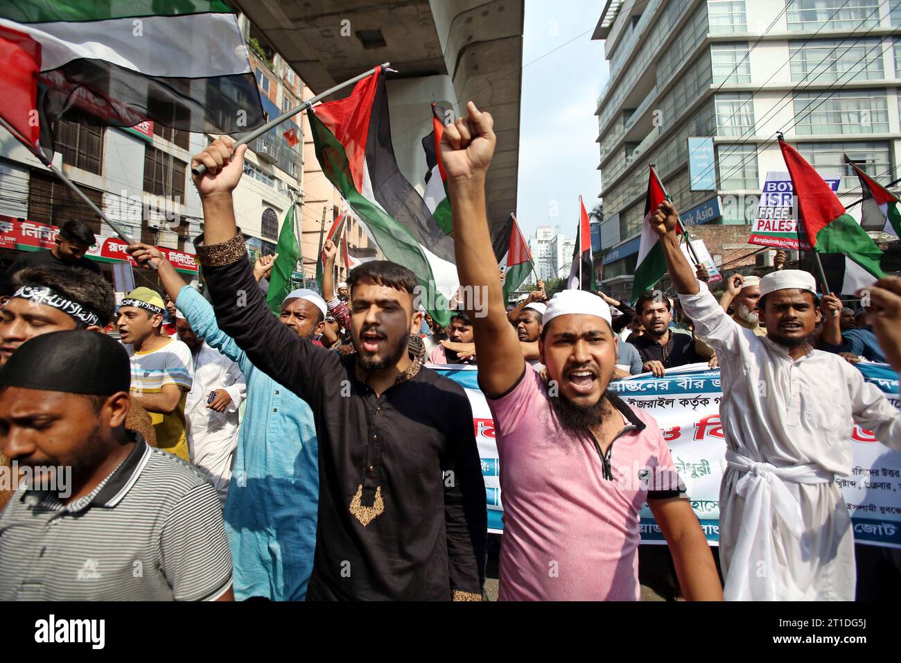 Dhaka, Wari, Bangladesh. 13th Oct, 2023. Protestors wave Palestinian ...