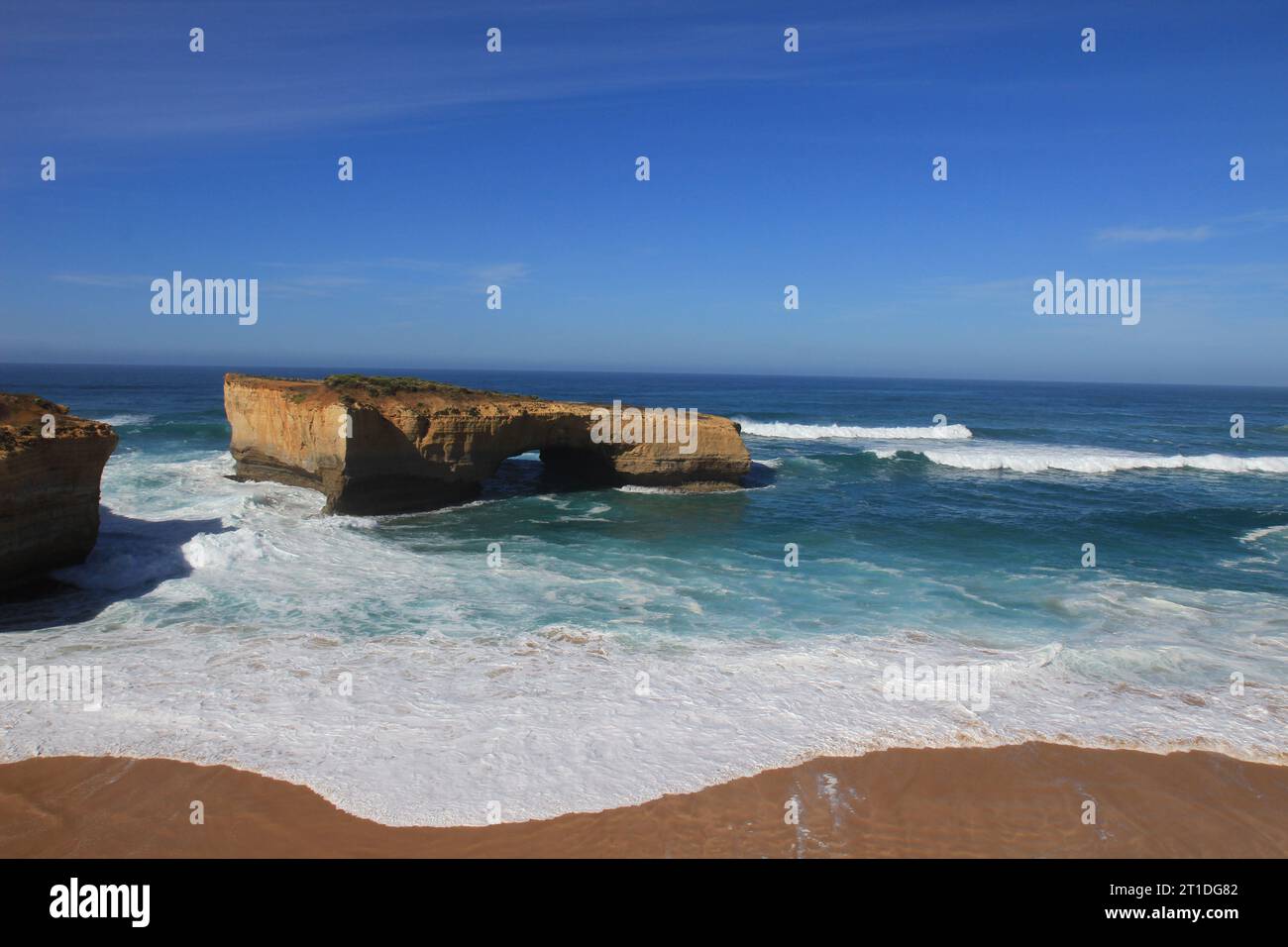 The London Bridge rock formation on the Great Ocean Road, Port Campbell ...
