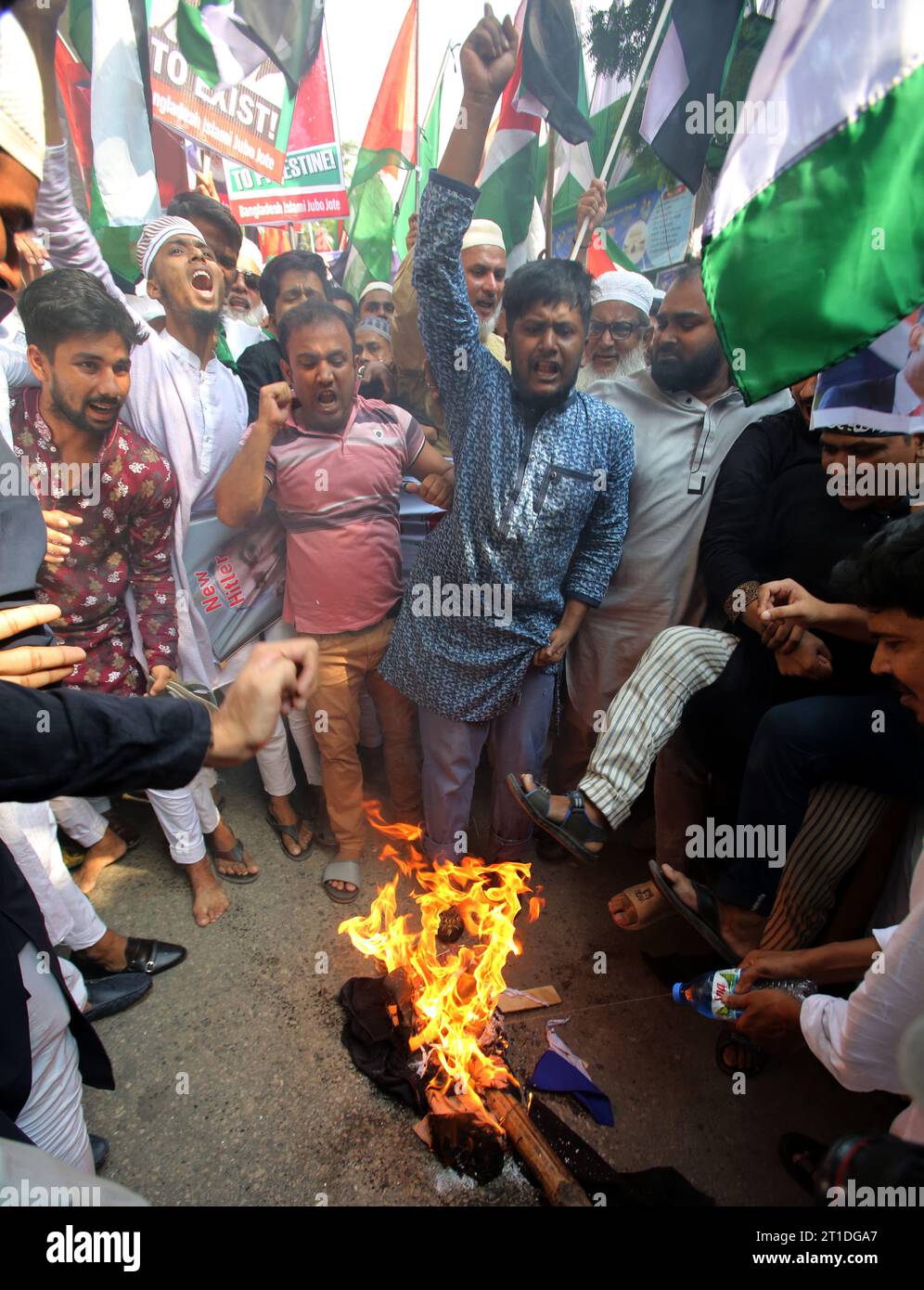 Dhaka, Wari, Bangladesh. 13th Oct, 2023. Protestors wave Palestinian ...