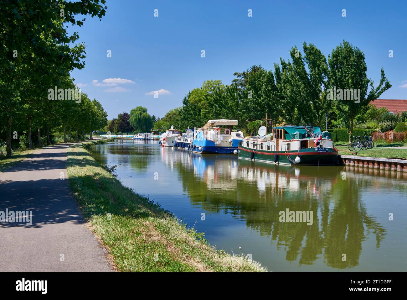 Barges transports hi-res stock photography and images - Alamy