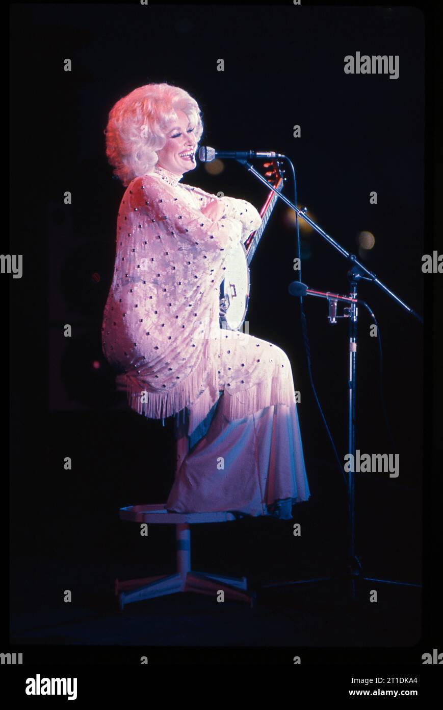 Dolly parton 1970s hi-res stock photography and images - Alamy