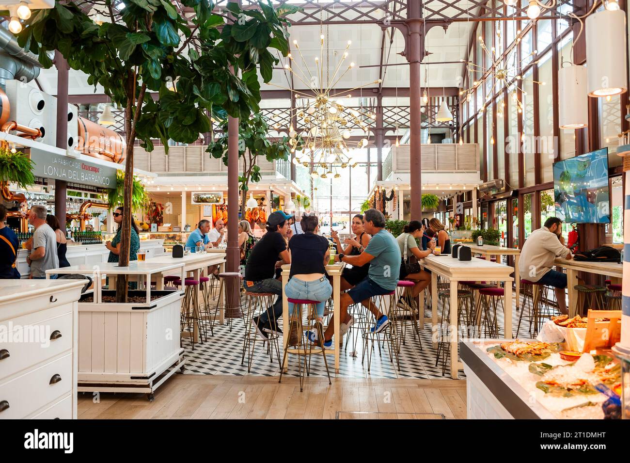 Crowd people sharing meals hi-res stock photography and images - Alamy