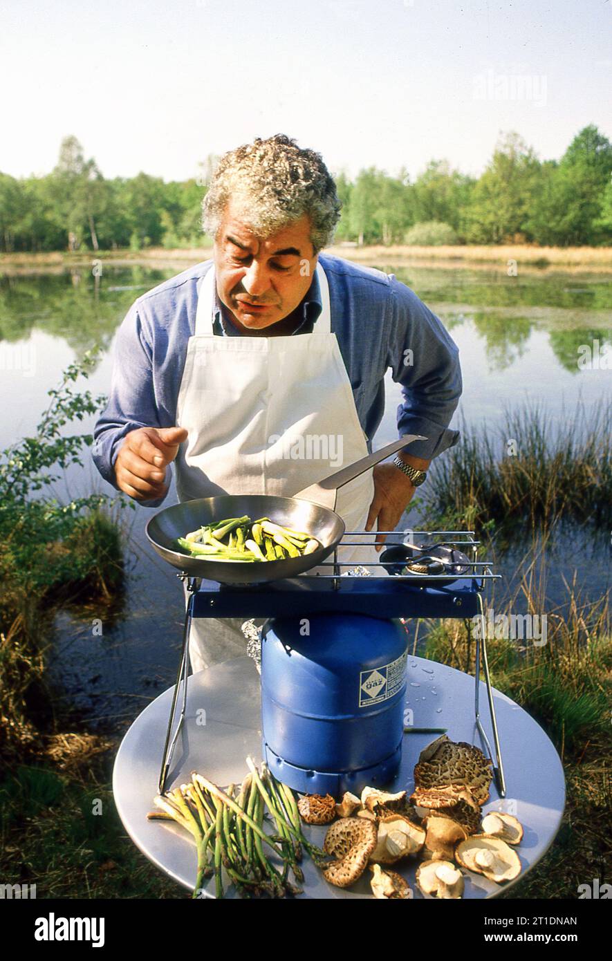 Antonio carluccio cooking hi-res stock photography and images - Alamy