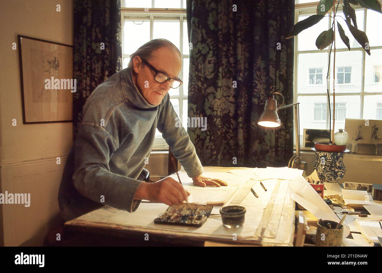 Sir Hugh Casson in 1977 Stock Photo - Alamy