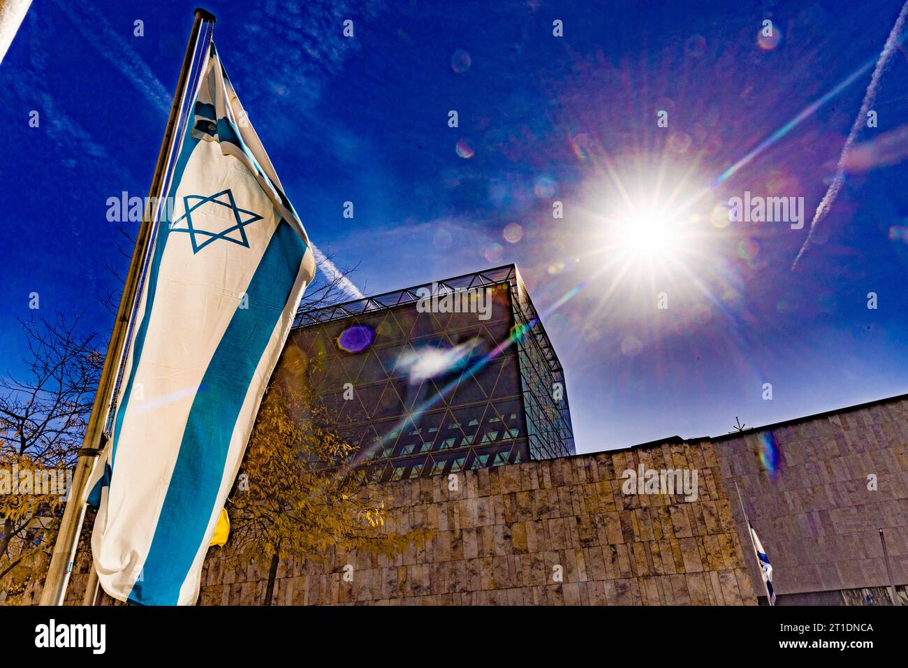 Flagge Israel Davidstern/Jüdische Ohel-Jakob-Synagoge auf dem Sankt ...