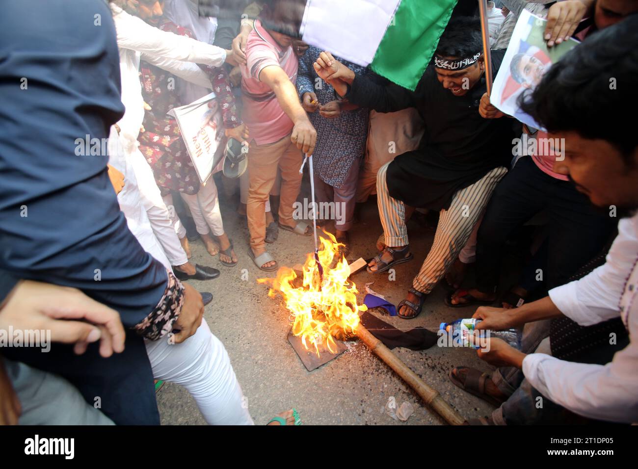 Dhaka, Wari, Bangladesh. 13th Oct, 2023. Protestors wave Palestinian ...