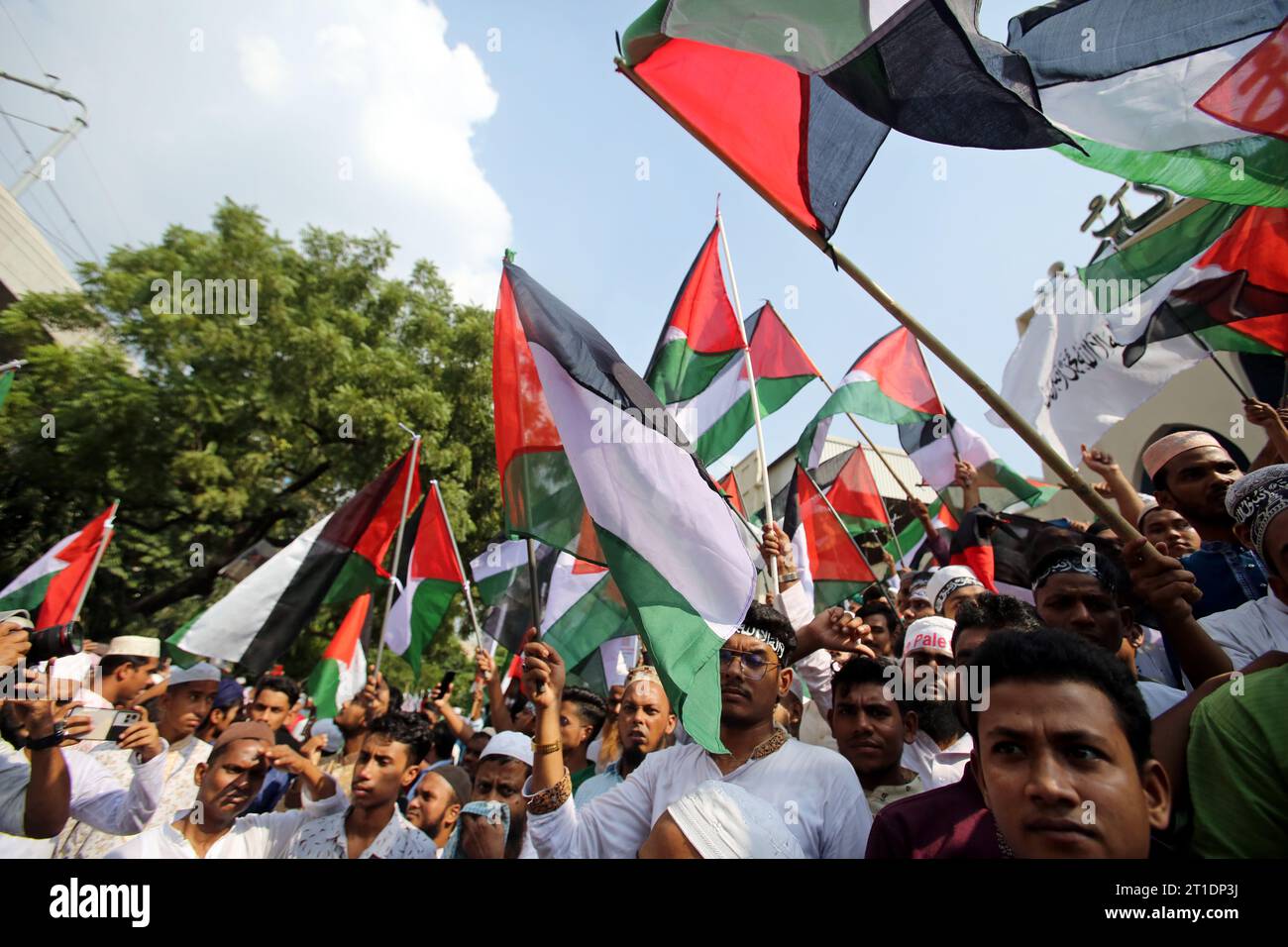 Dhaka, Wari, Bangladesh. 13th Oct, 2023. Protestors wave Palestinian ...