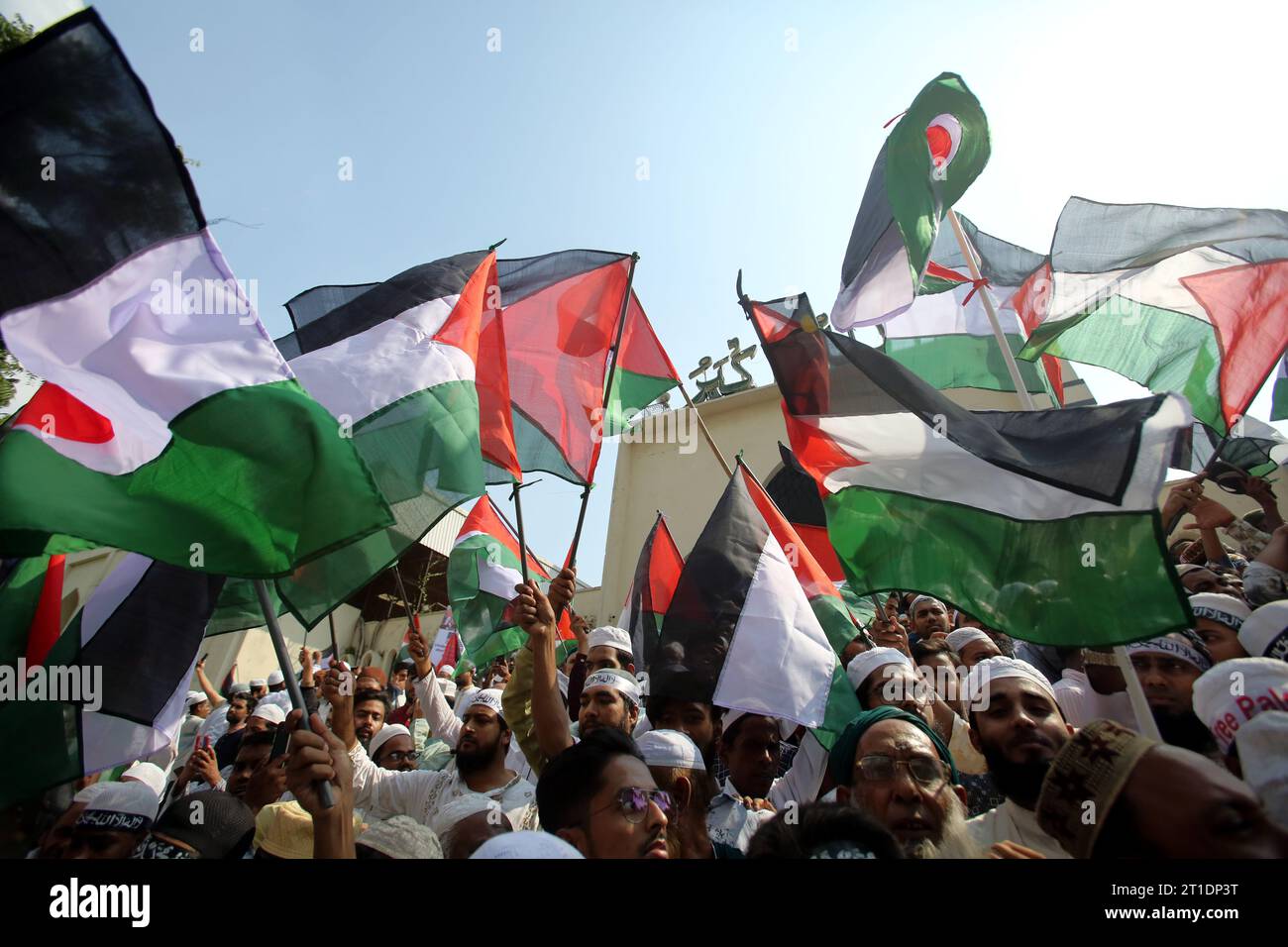 Dhaka, Wari, Bangladesh. 13th Oct, 2023. Protestors wave Palestinian ...