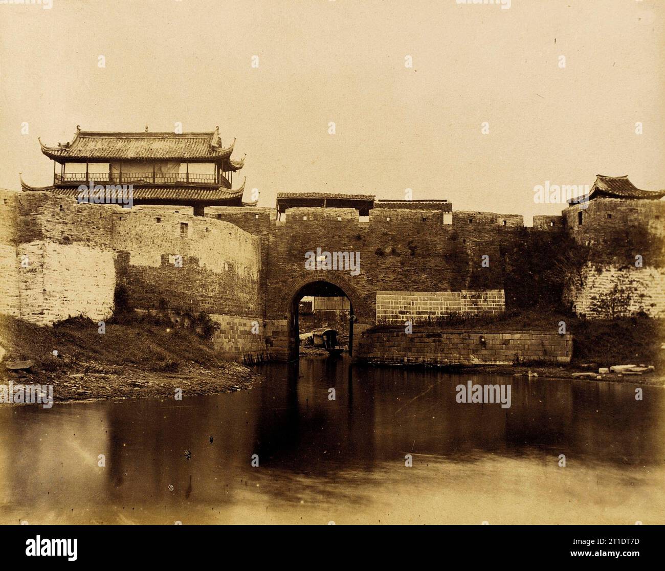 Walled river hi-res stock photography and images - Alamy
