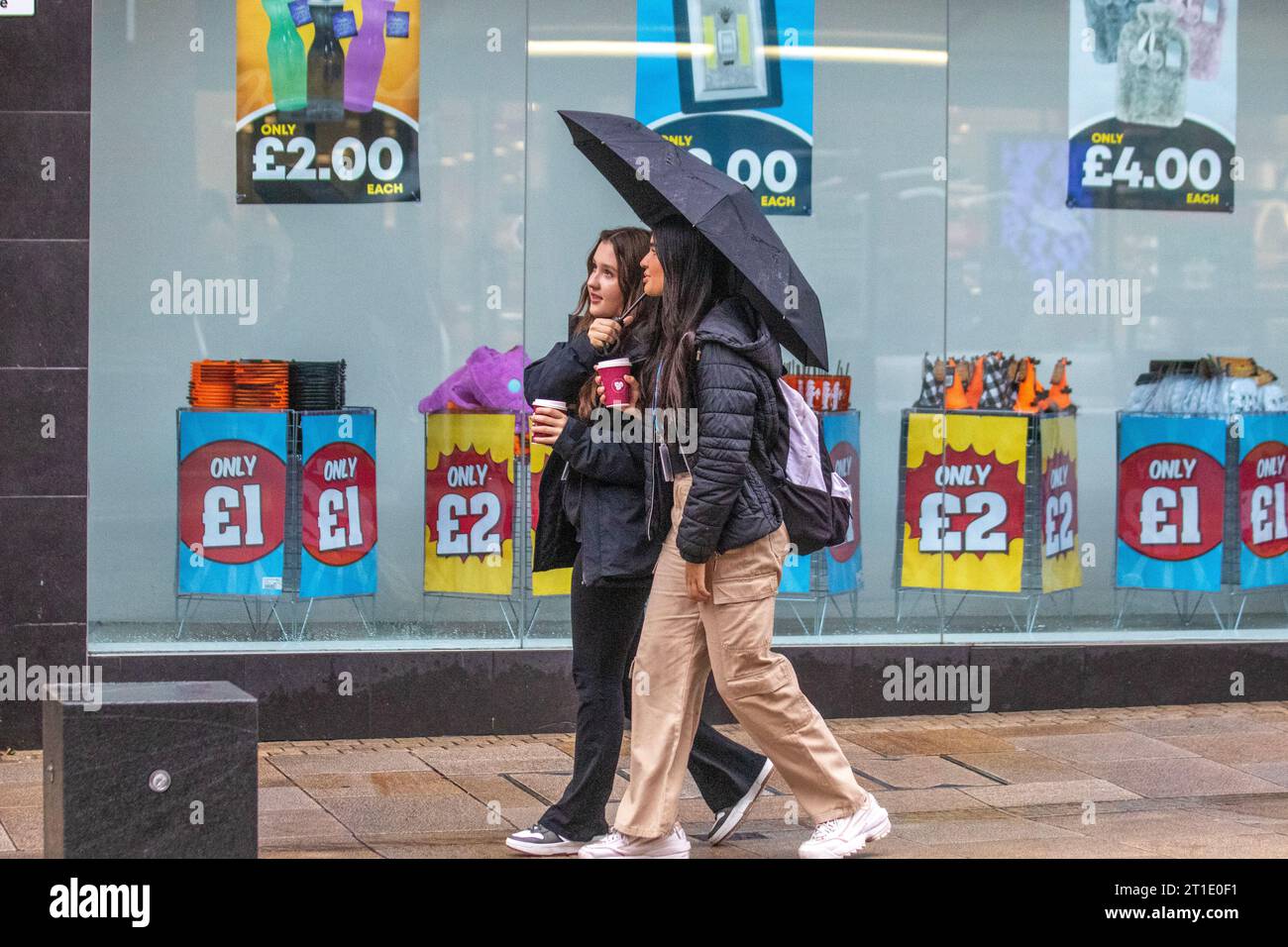 Preston, Lancashire. UK Weather. 13 Oct 2023 Rainy start to the day in ...