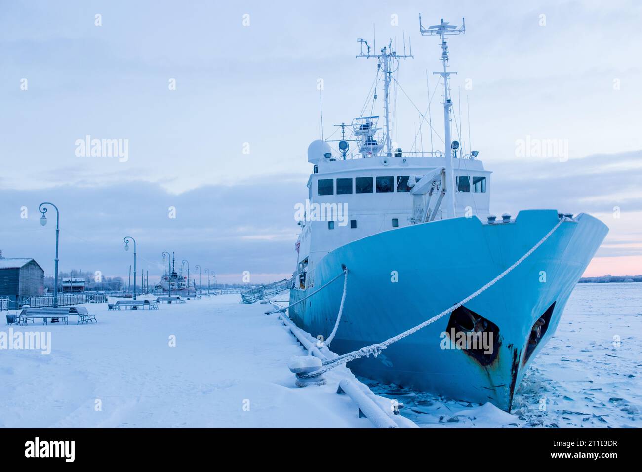 Frozen ship in a severe frost Stock Photo - Alamy