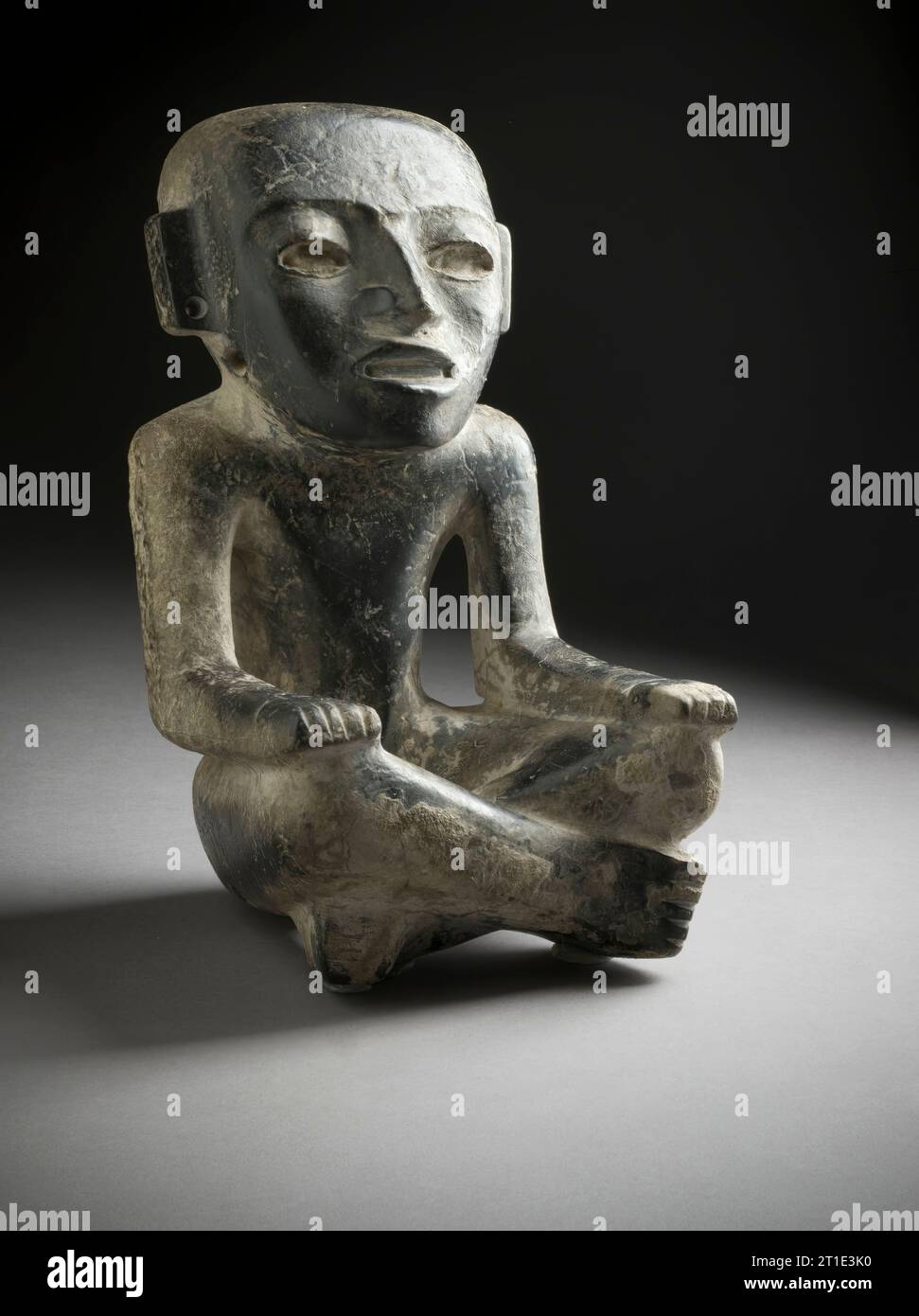 Seated male figure hi-res stock photography and images - Alamy