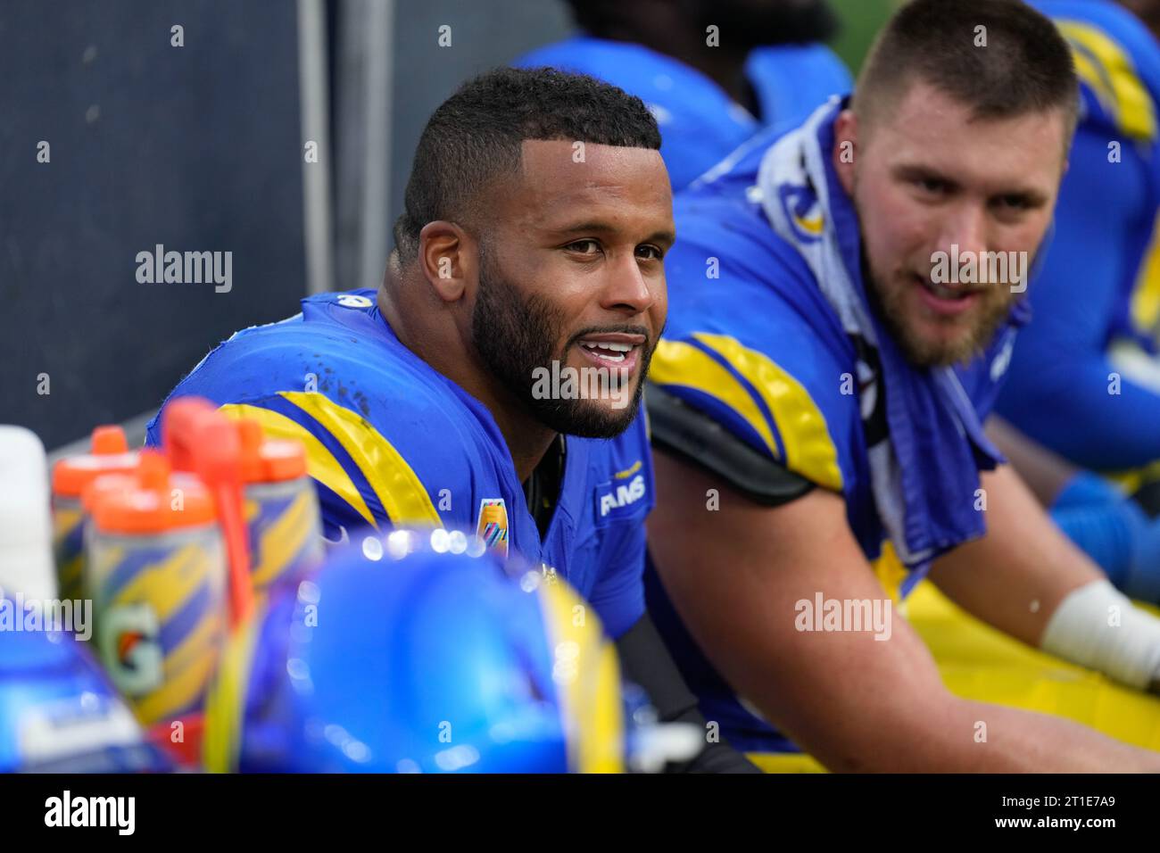 Football players sitting on bench hi-res stock photography and images ...