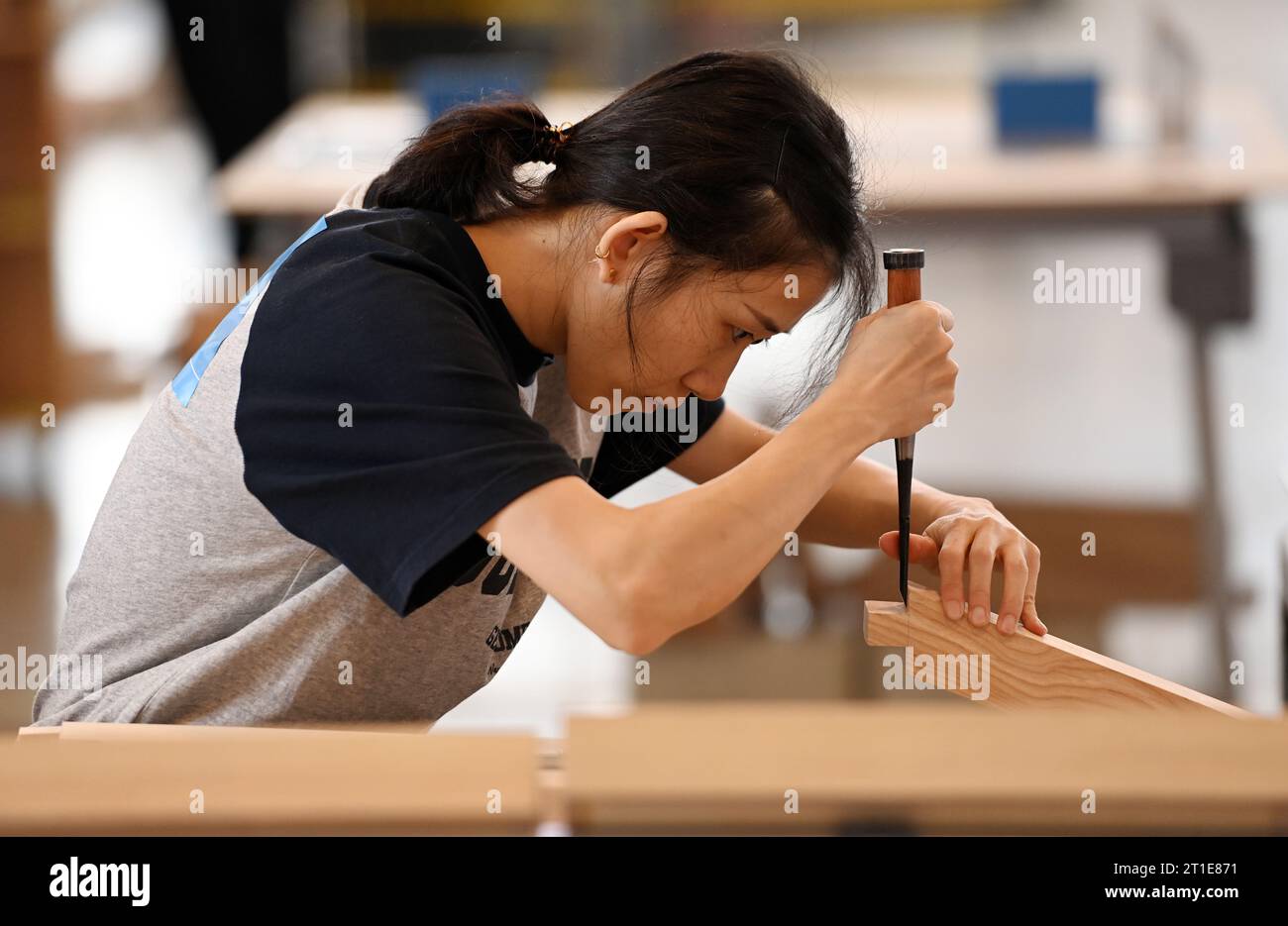 (231013) -- BEIJING, Oct. 13, 2023 (Xinhua) -- A contestant competes ...
