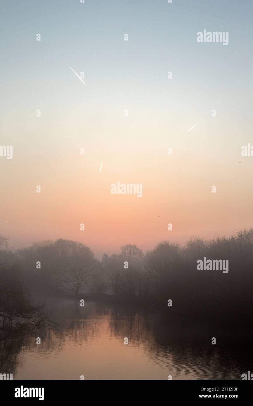 Hazy sky london hi-res stock photography and images - Alamy