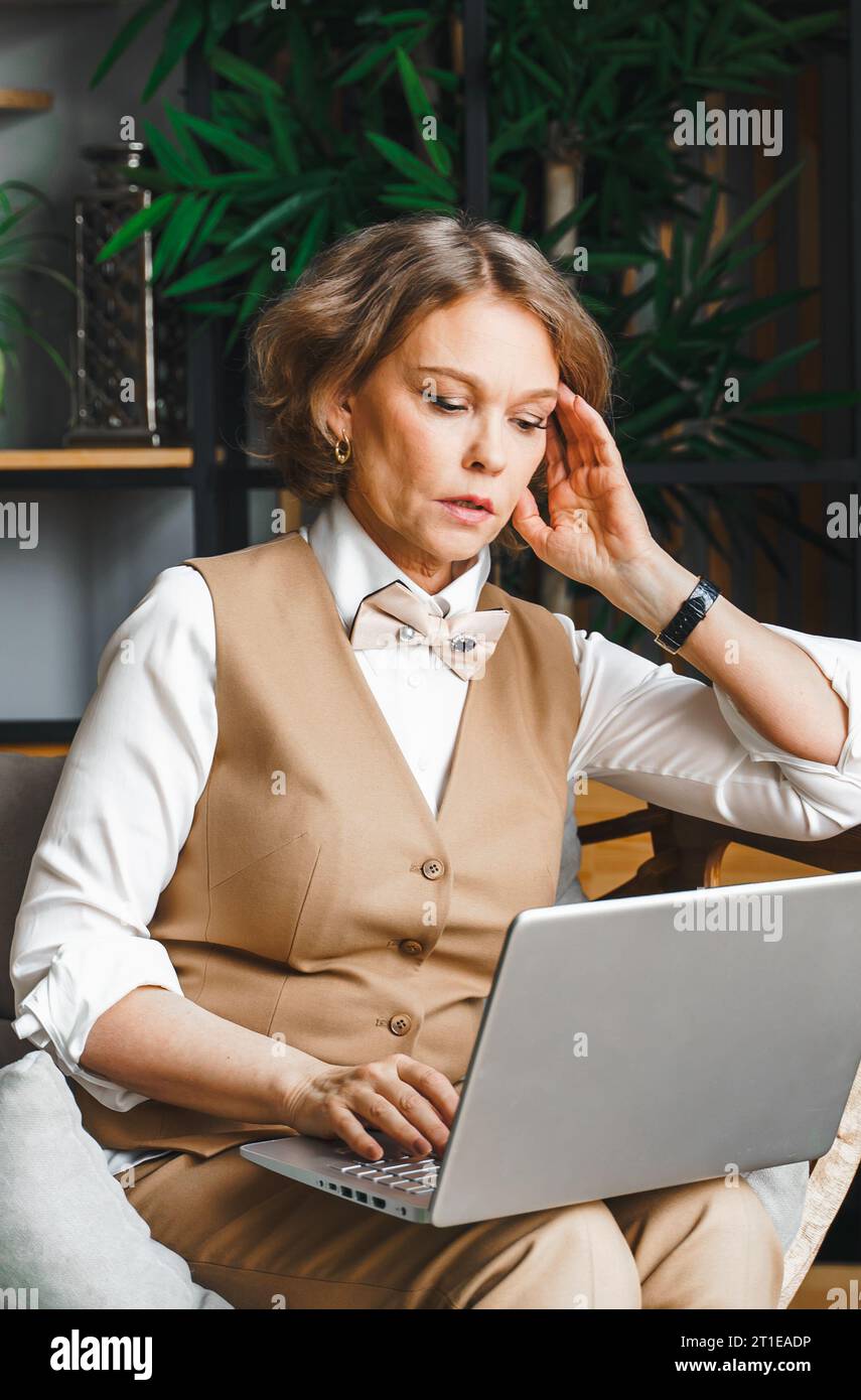 Elderly workspace hi-res stock photography and images - Alamy