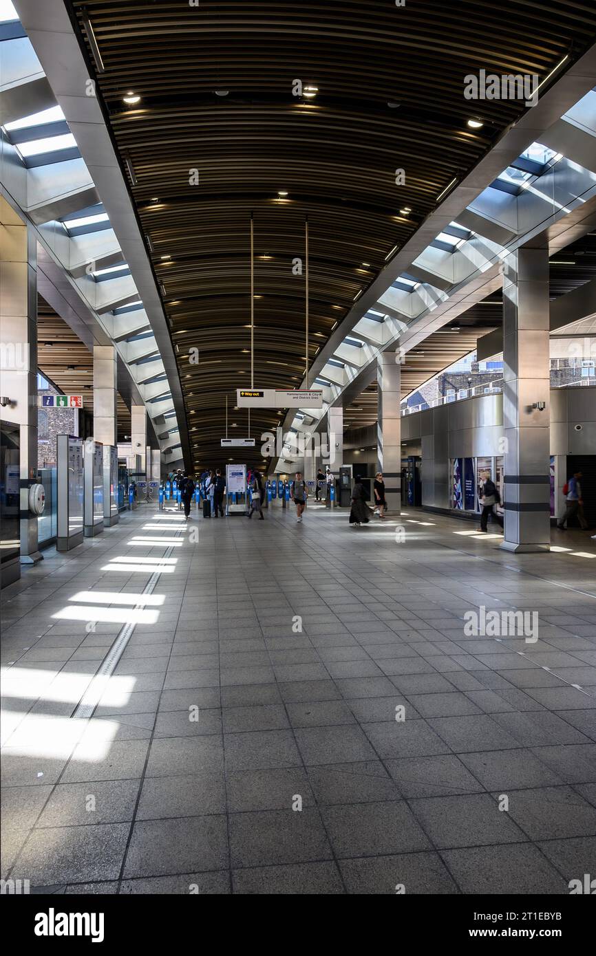 Elizabeth Line, London Underground, Tube Station Stock Photo - Alamy