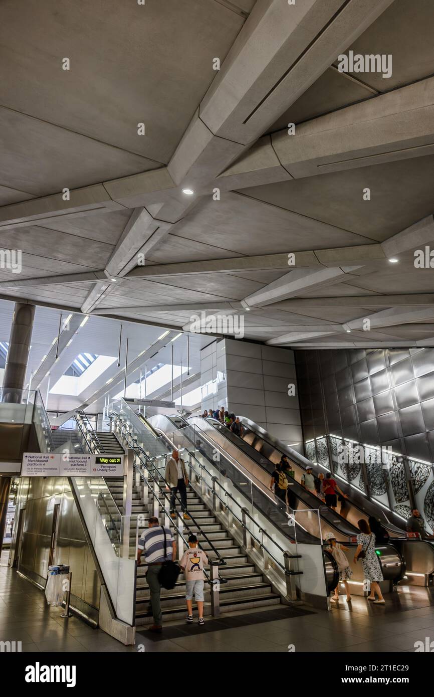 Elizabeth Line, London Underground, Tube Station Stock Photo - Alamy