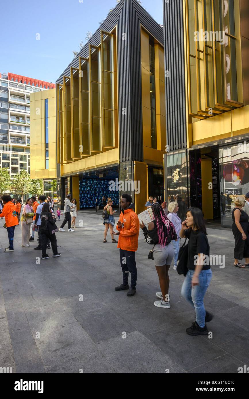 Mega video screens hi-res stock photography and images - Alamy