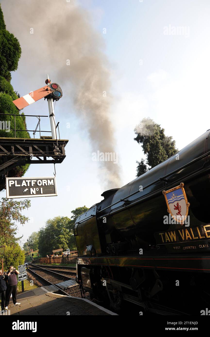 "Taw Valley" at Hampton Loade with a Kidderminster Town - Bridgnorth ...