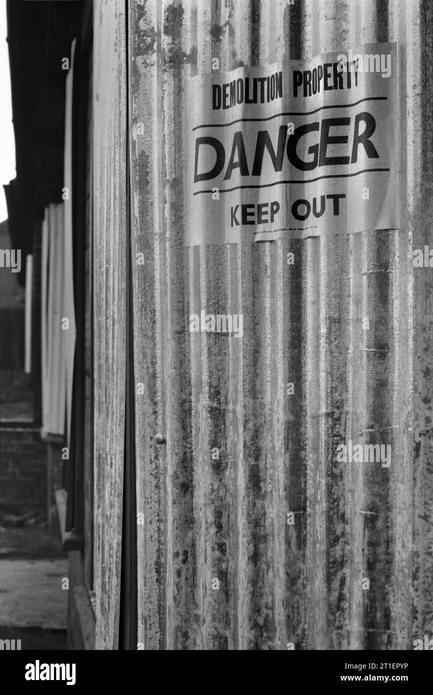 Demolition sign hi-res stock photography and images - Alamy