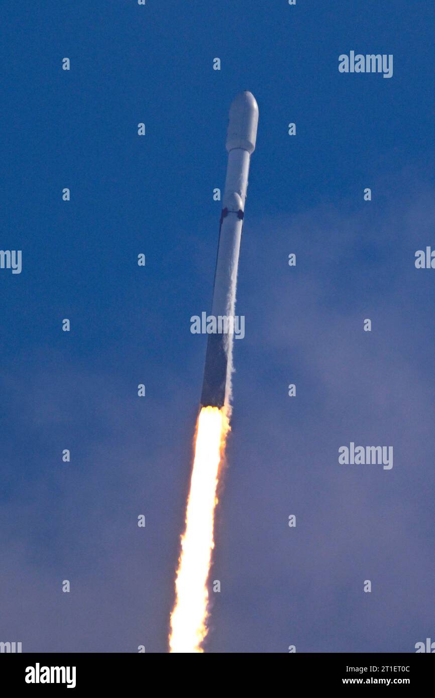 The SpaceX Falcon Heavy rocket launches NASA's PSYCHE satellite from ...