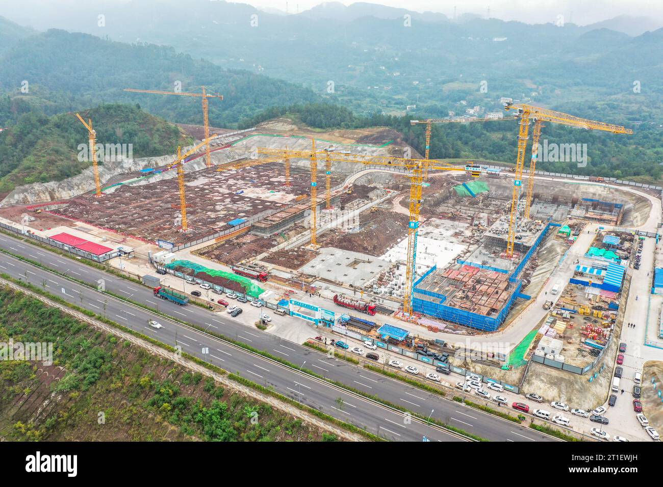 (231013) -- CHONGQING, Oct. 13, 2023 (Xinhua) -- This aerial photo ...